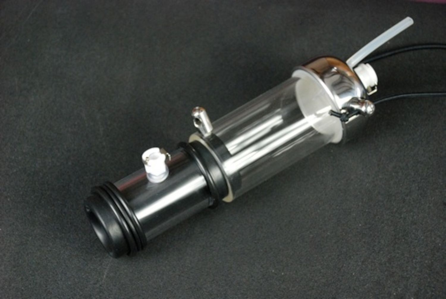 Der Seriouskit Milker als ultimative Penispumpe und Melkmaschine